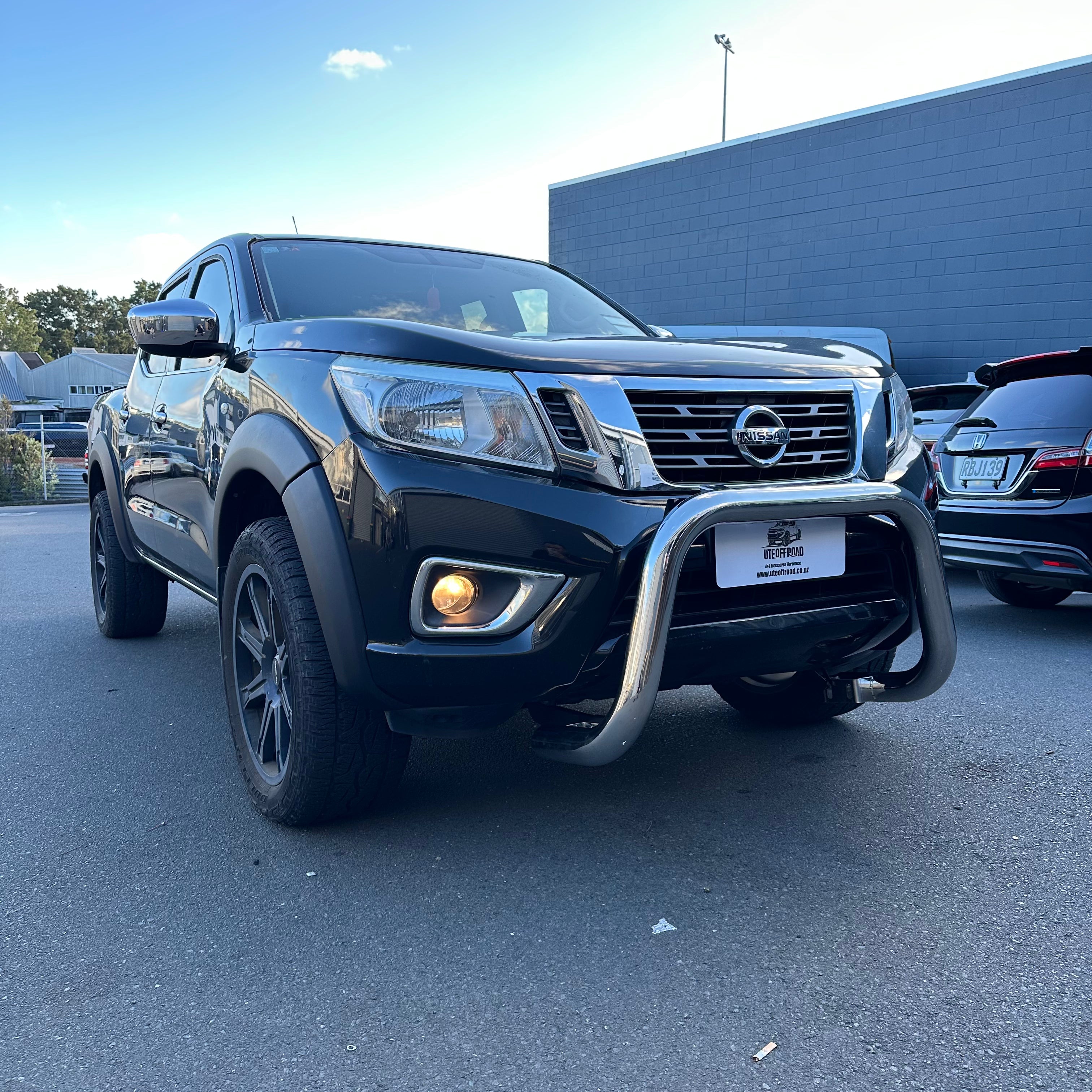304 Stainless Steel Nudge Bar Nissan Navara NP300 2015-2020 Chrome W3